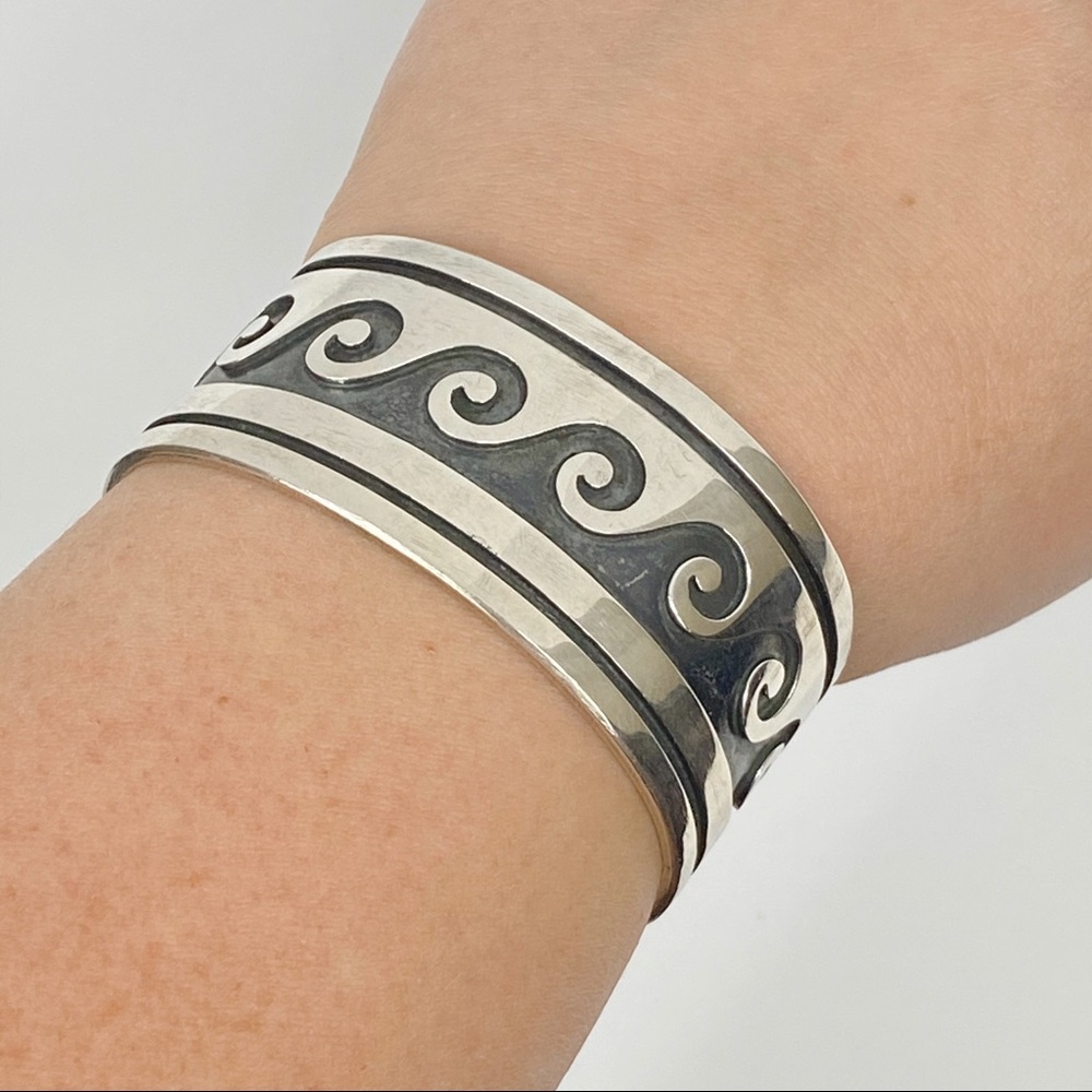 Unmarked Sterling Silver Wave Cuff Bracelet - Gem